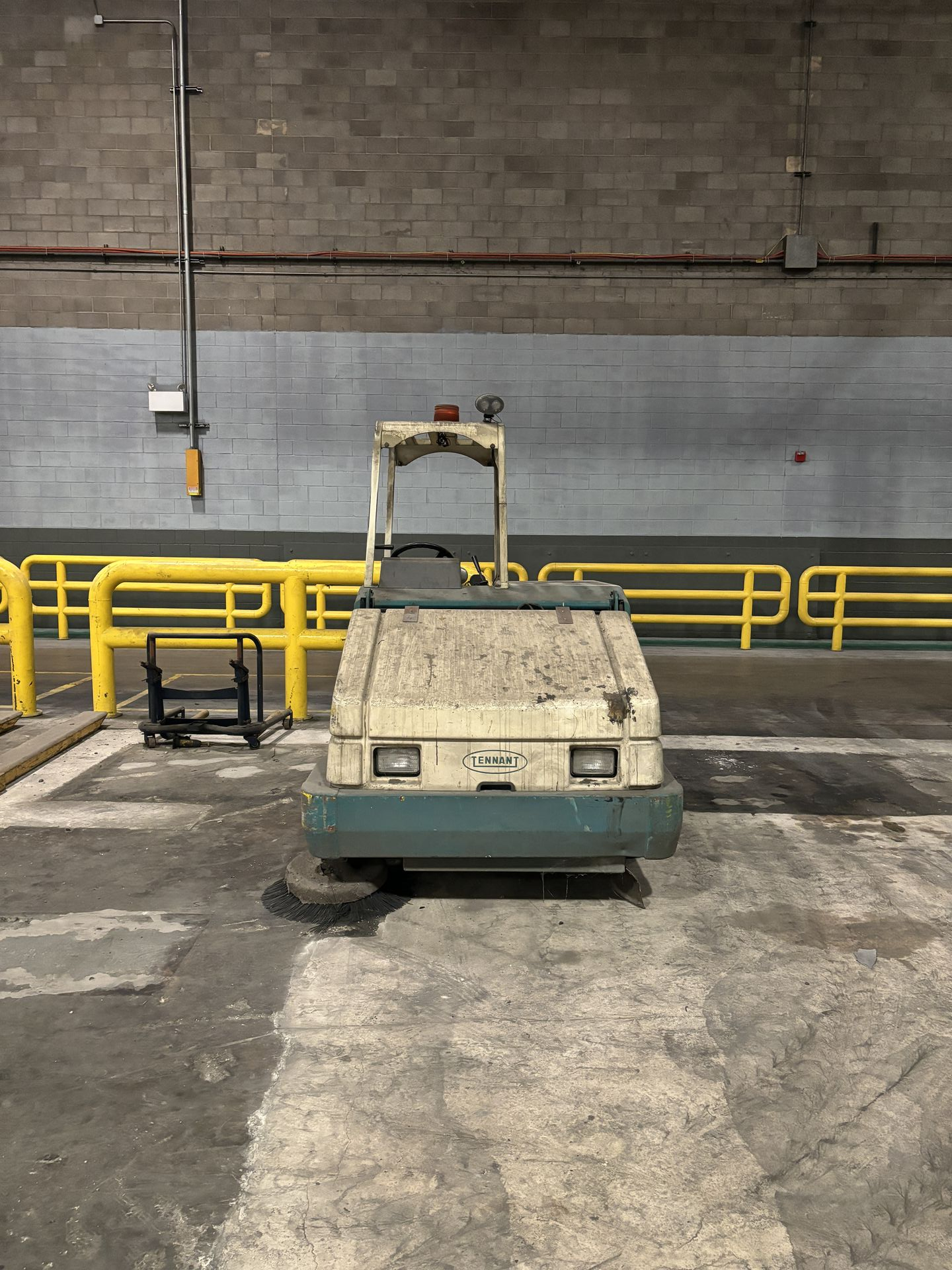 TENNANT 355 POWER OPERATED CLEANING MACHINE