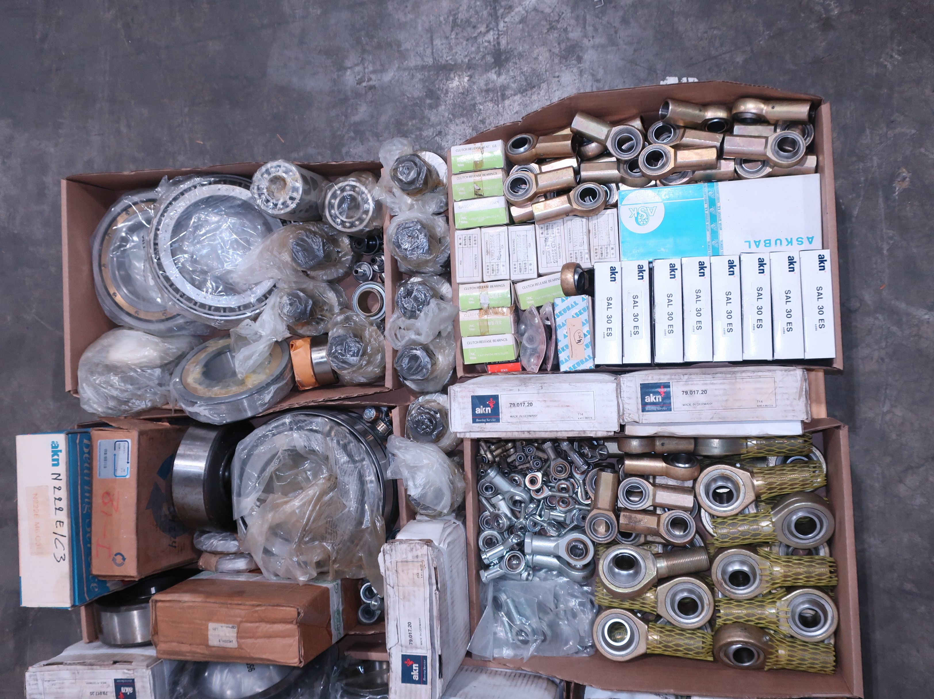 SKU 1726914 - PALLET OF ASSORTED BEARINGS, TIMKEN, AKN, CBF, NTN, NSK ...
