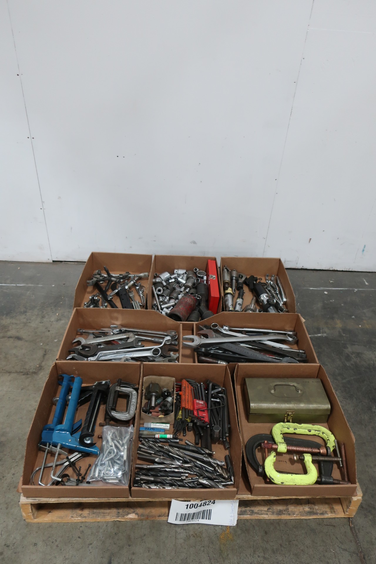 PALLET OF ASSORTED HAND TOOLS, PARTS AND ACCESSORIES For Sale | Aucto
