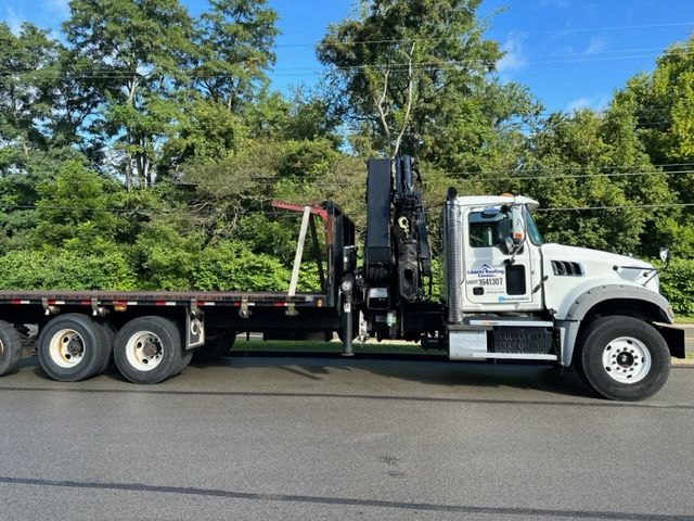 2015 MACK GU713 FLATBED TRUCK WITH HIAB 322 KNUCKLE BOOM For Sale | Aucto