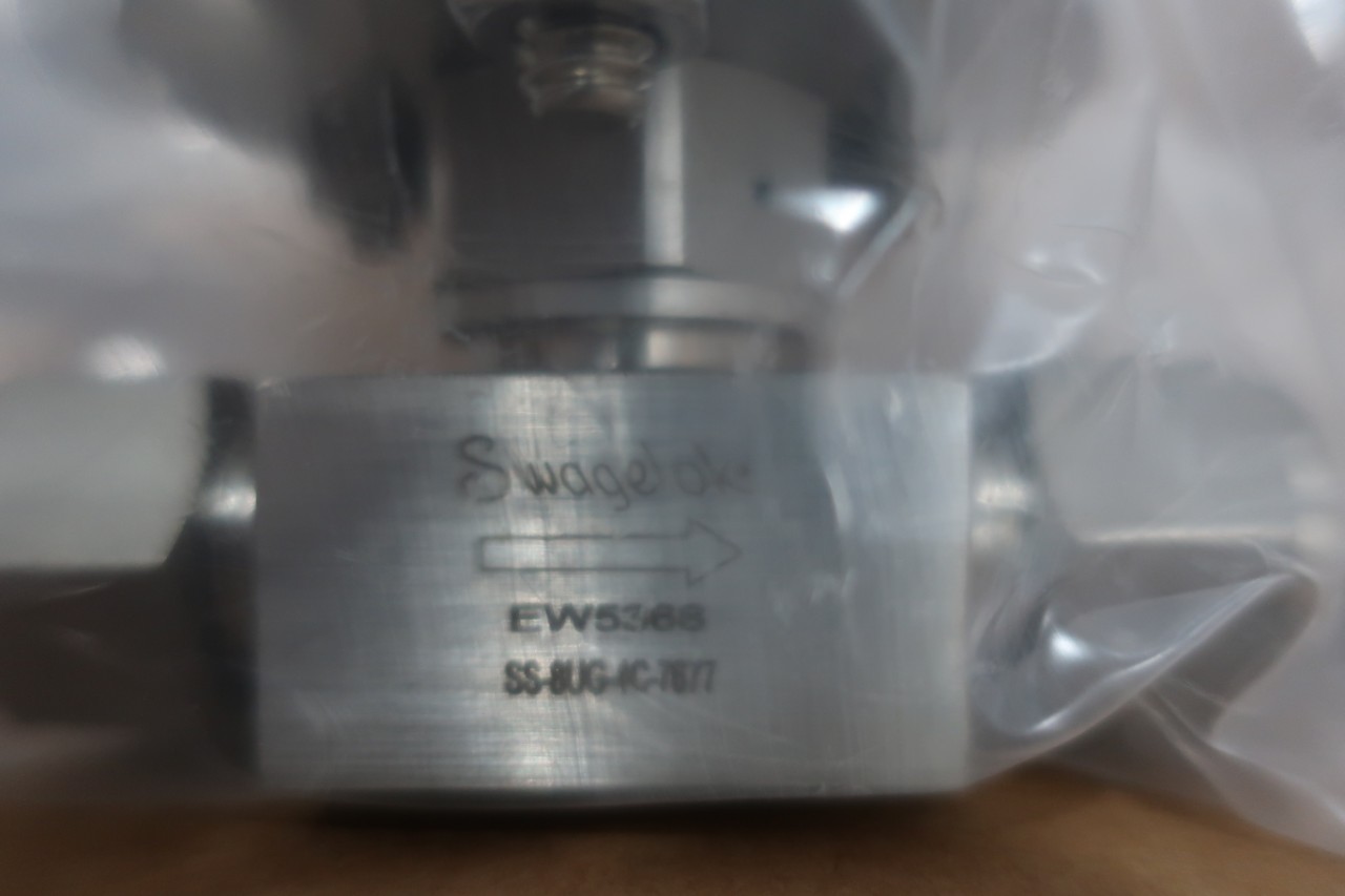 LOT OF ASSORTED SWAGELOK FITTINGS