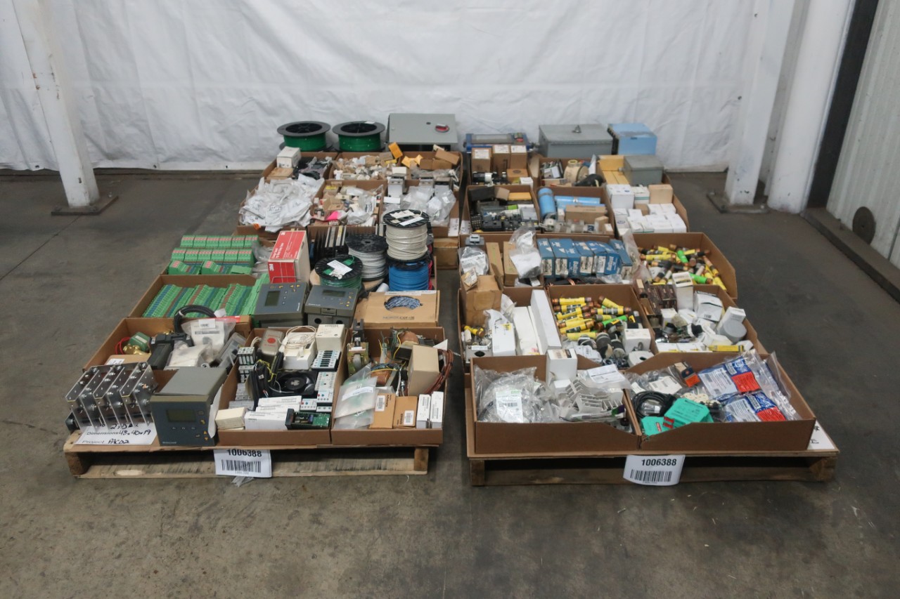 4 PALLETS OF ASSORTED ELECTRICAL COMPONENTS AND HARDWARE For Sale | Aucto
