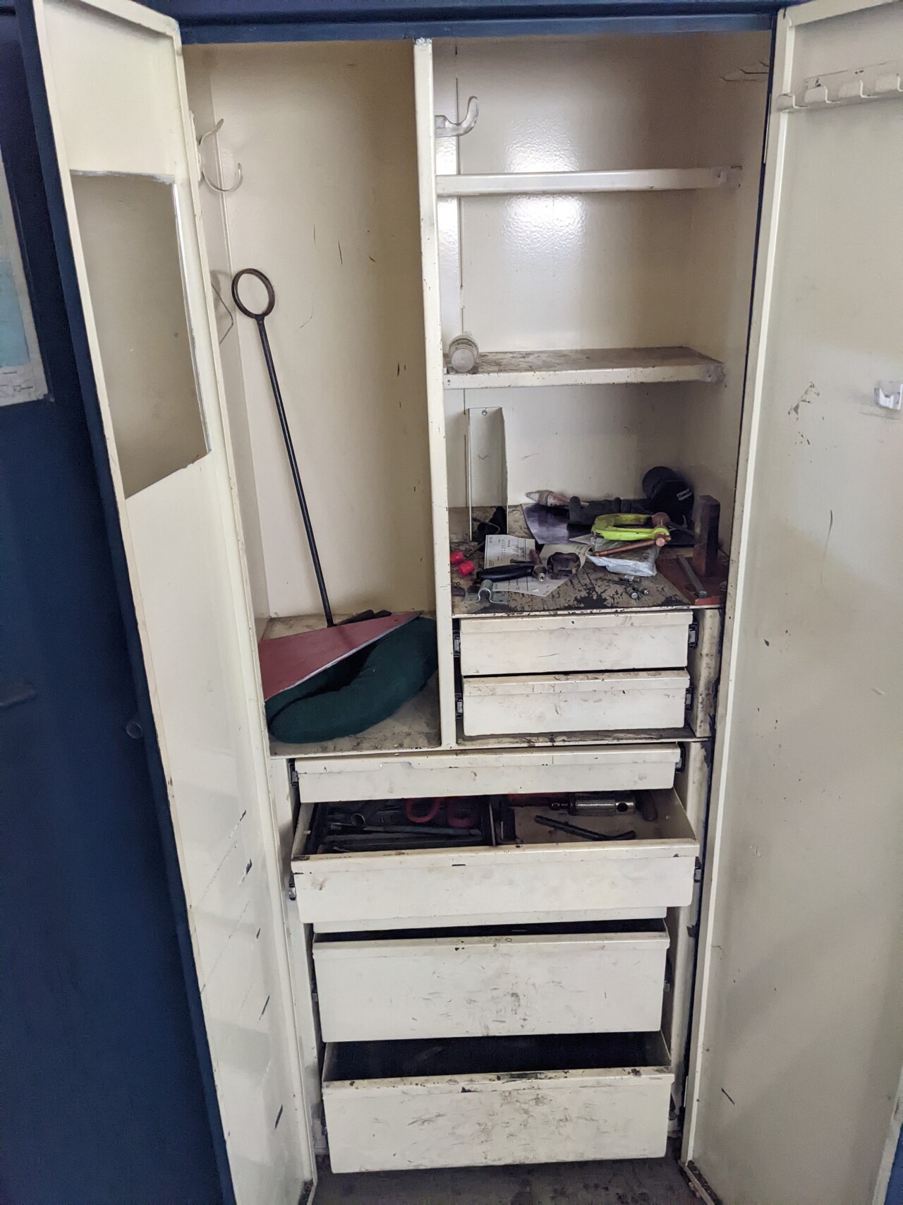 7 DRAWER TOOL CABINET LOCKER WITH CONTENTS, ASSORTED TOOLS, SOCKETS ...