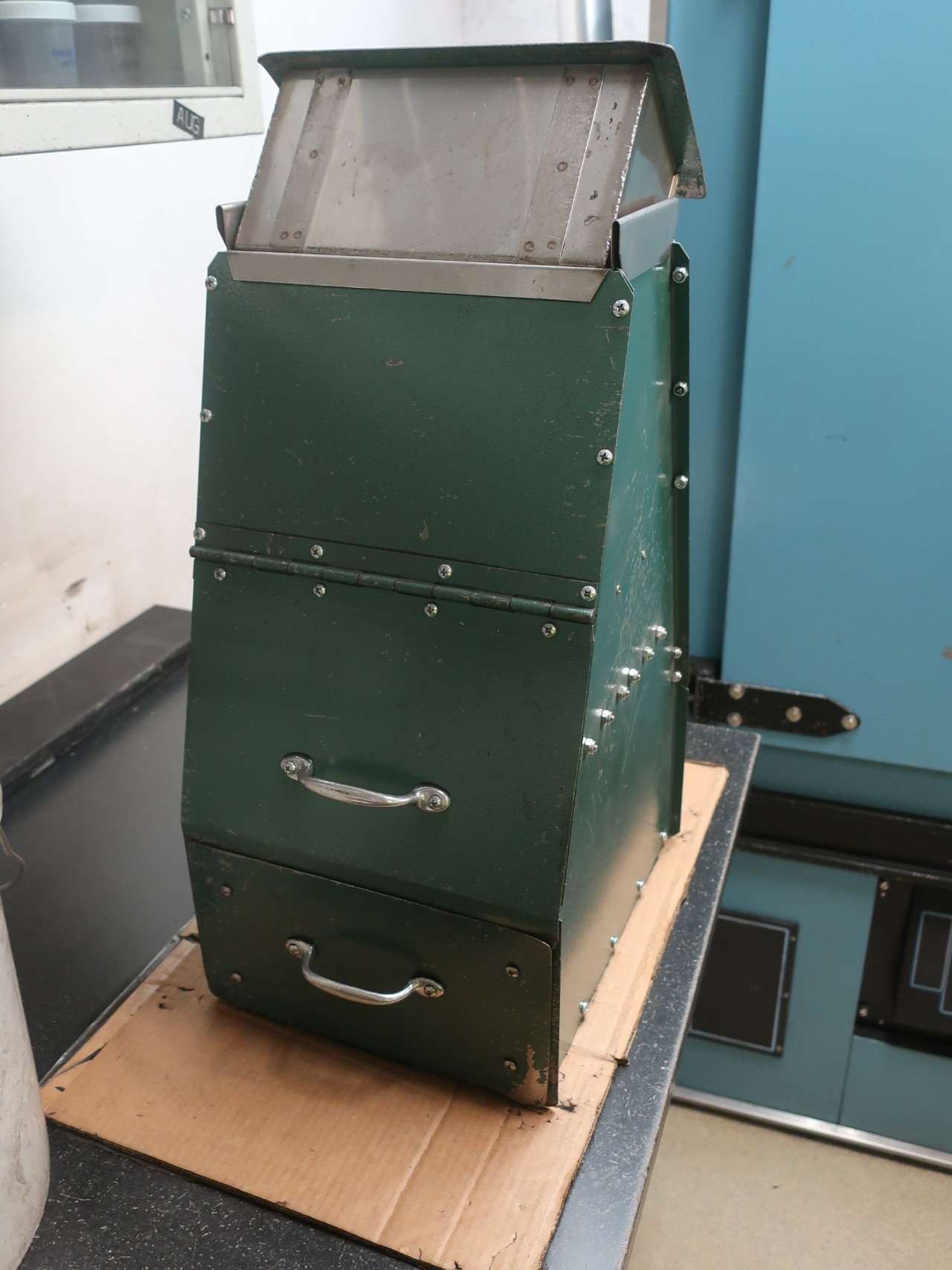 Sample riffle, 24 spouts, 3/8" wide 60 mesh