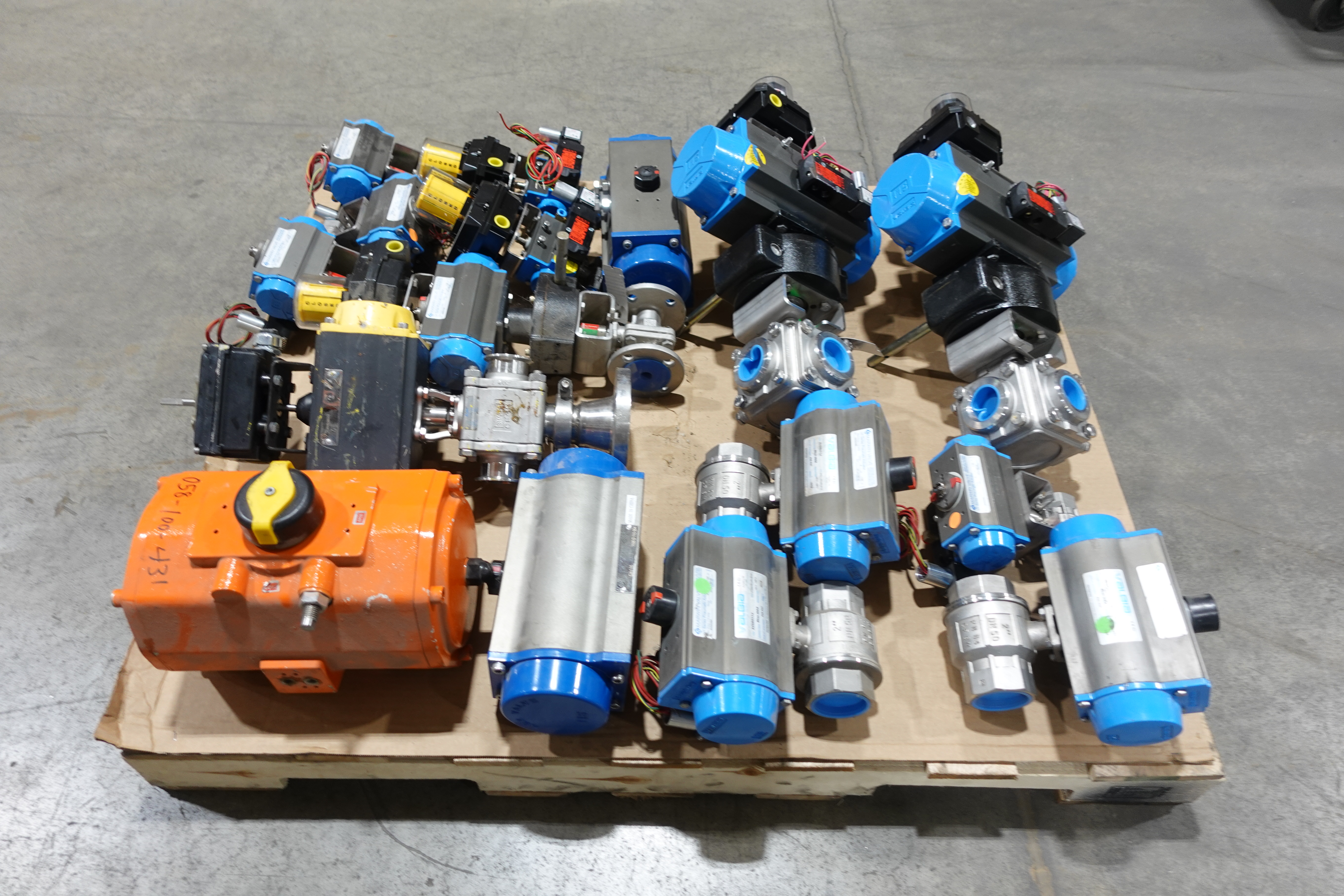 PALLET OF ASSORTED VALVE ACTUATORS, VALBIA, BETTIS, SHAPPE, ABZ For ...