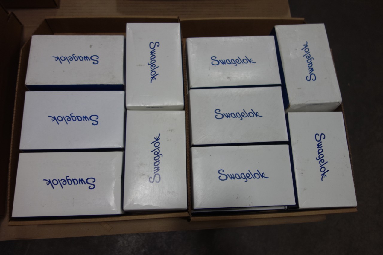 2 TOTES OF SWAGELOK BOXES OF 5 MANUAL STAINLESS THREADED 1/4IN NPT BALL ...