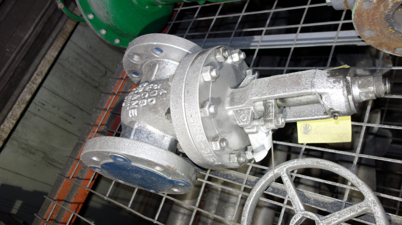 CONTENTS OF RACKING SECTION, FISHER CONTROL VALVES For Sale | Aucto