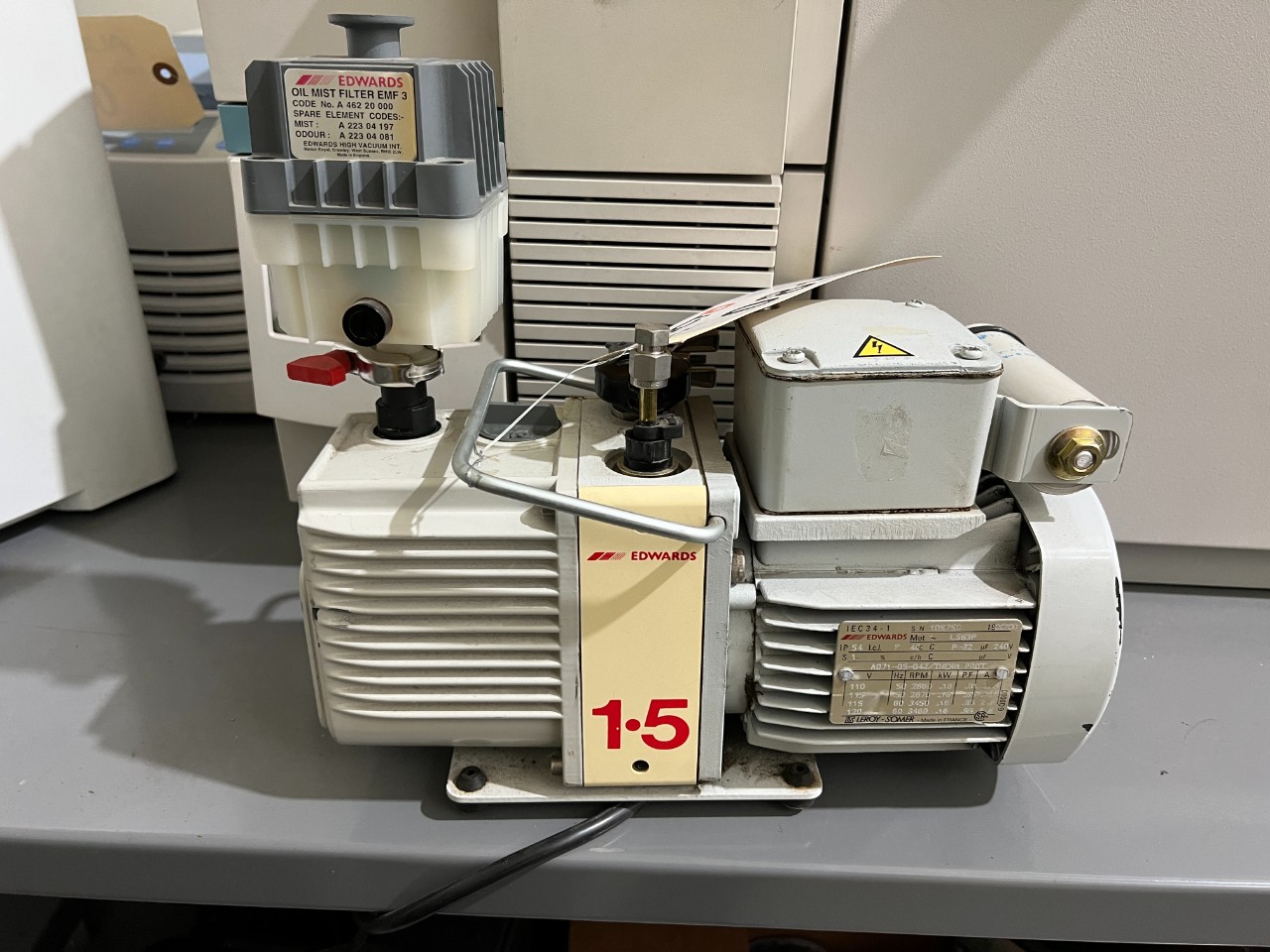 EDWARDS E2M1.5 VACUUM PUMP
