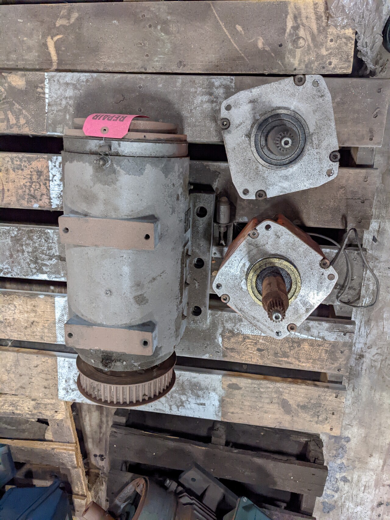 7 PALLETS OF ASSORTED AC MOTORS, SERVO MOTORS, REDUCERS, SIEMENS, WEG, LEESON (NEED REPAIRS)