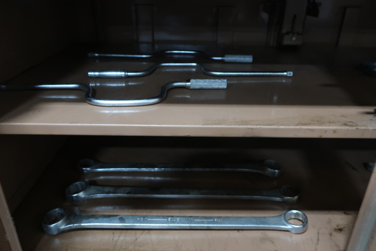 KNAACK DOUBLE SIDED 2 DOOR LOCKING TOOL CABINET AND ASSORTED HAND TOOLS