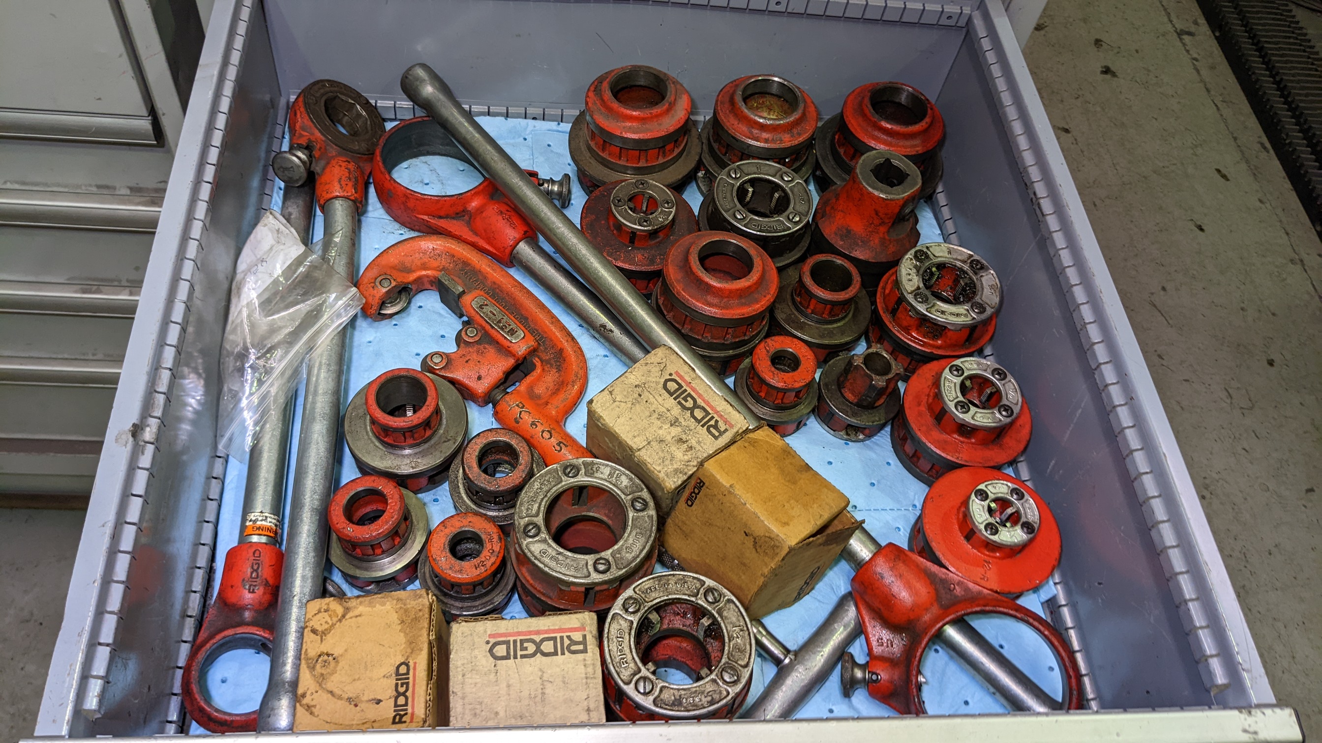 LISTA TOOL BOX WITH CONTENTS