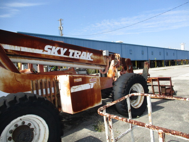 Skytrak Rough Terrain Forklift - Model B8400 For Sale | Aucto