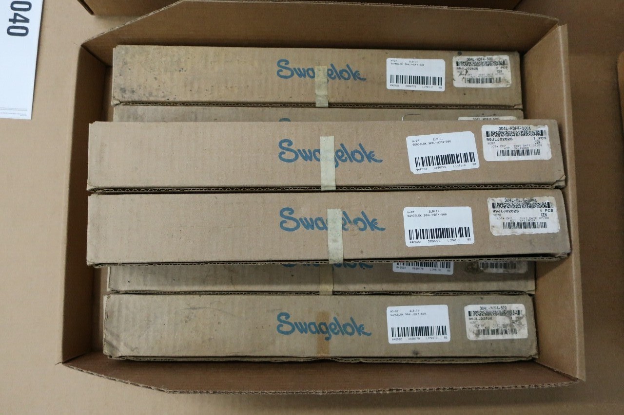 LOT OF ASSORTED SWAGELOK FITTINGS For Sale | Aucto