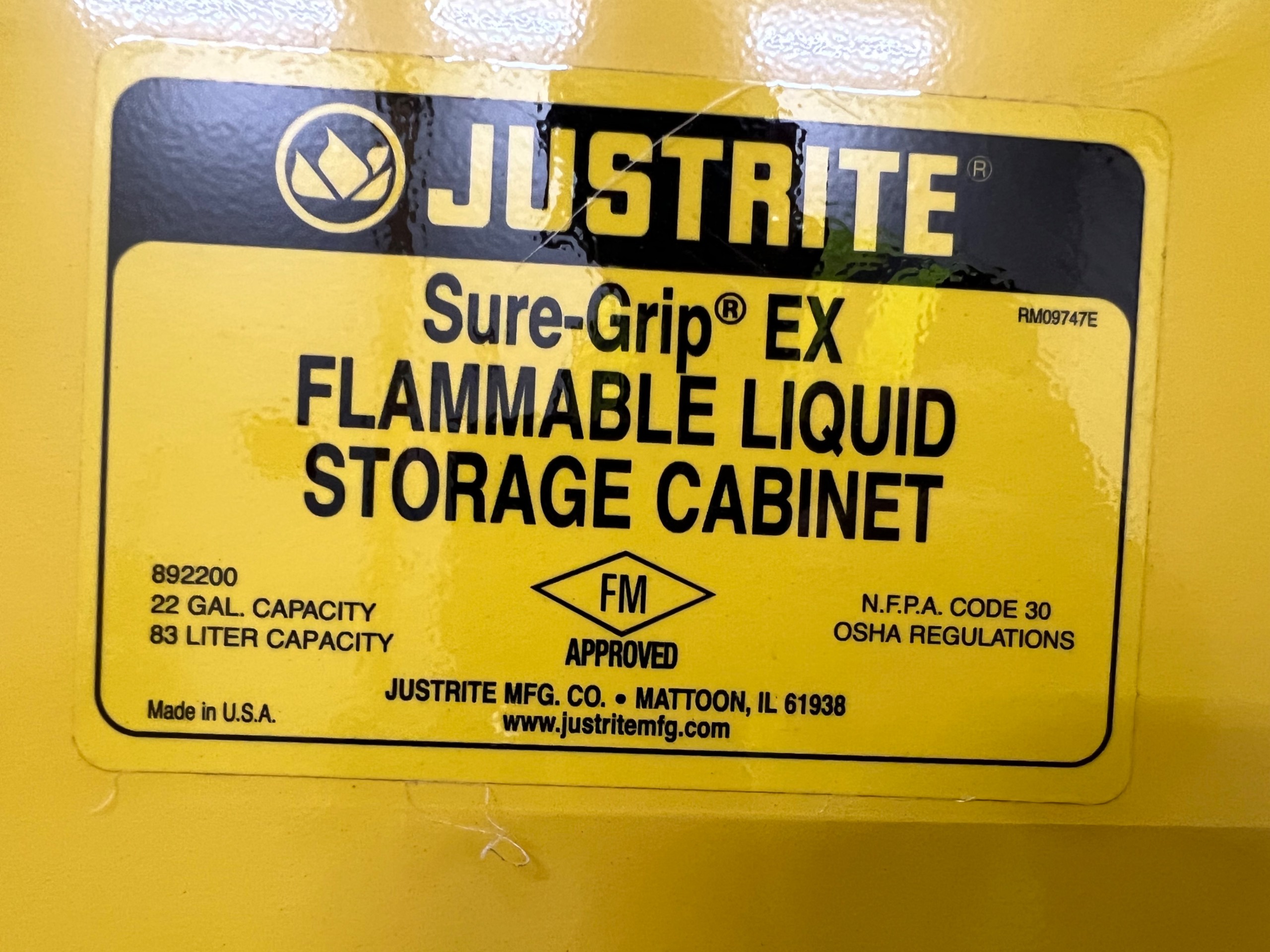 JUSTRITE 892200 FLAMMABLE LIQUID STORAGE CABINET For Sale | Aucto