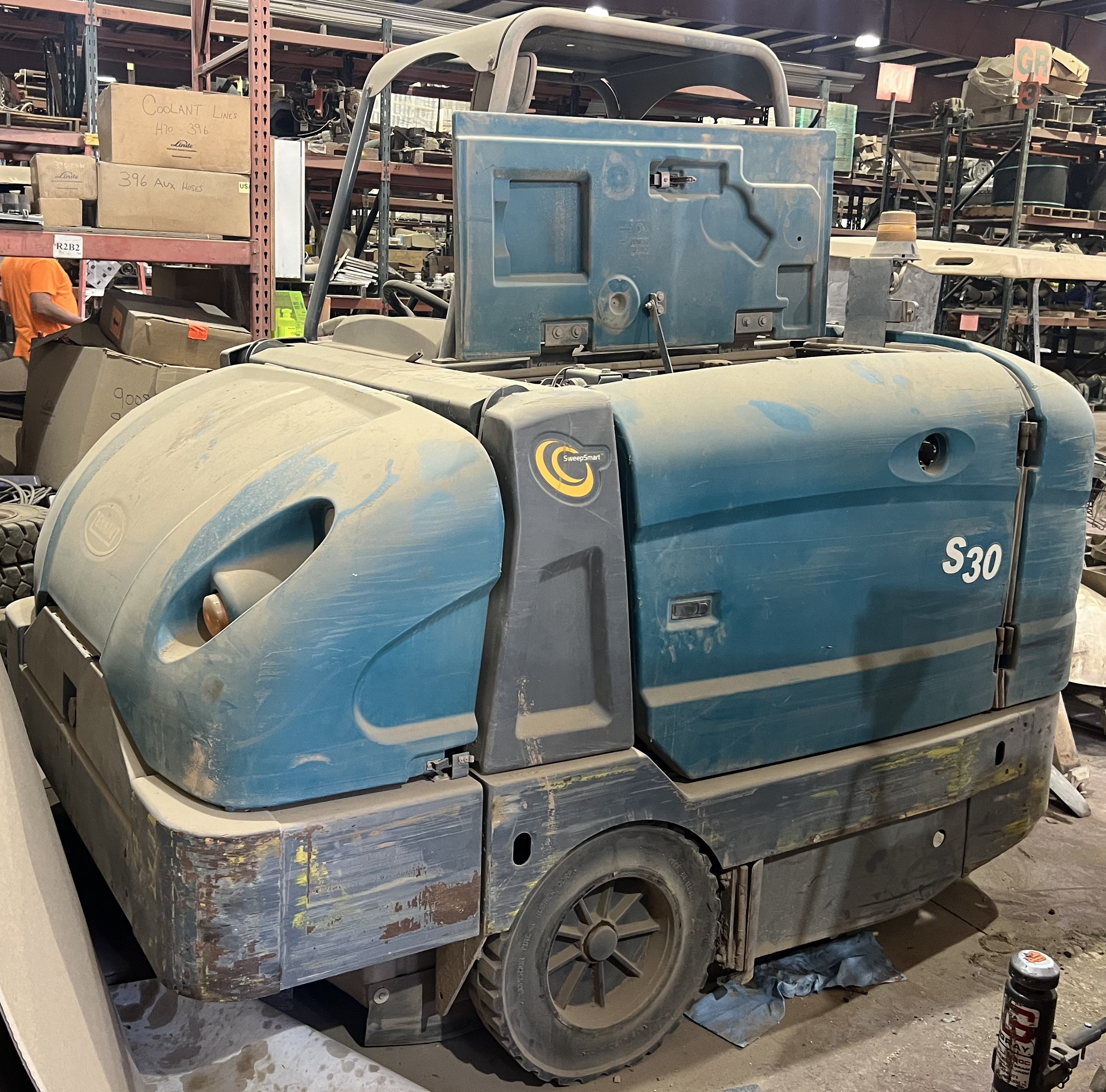 2013 TENNANT MS30 RIDE IN SWEEPER