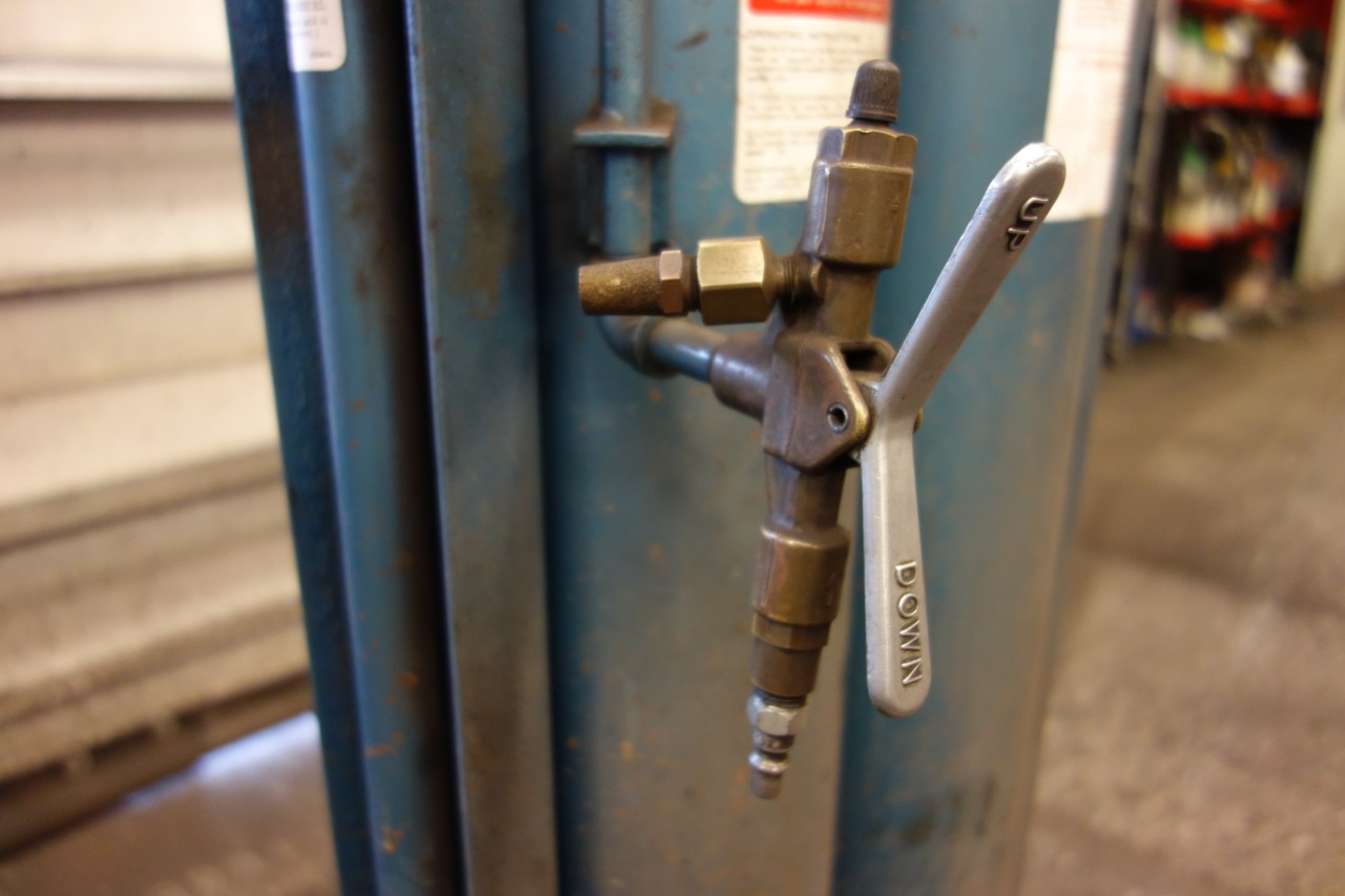 LINCOLN 93692 7 TON PNEUMATIC JACK For Sale | Aucto
