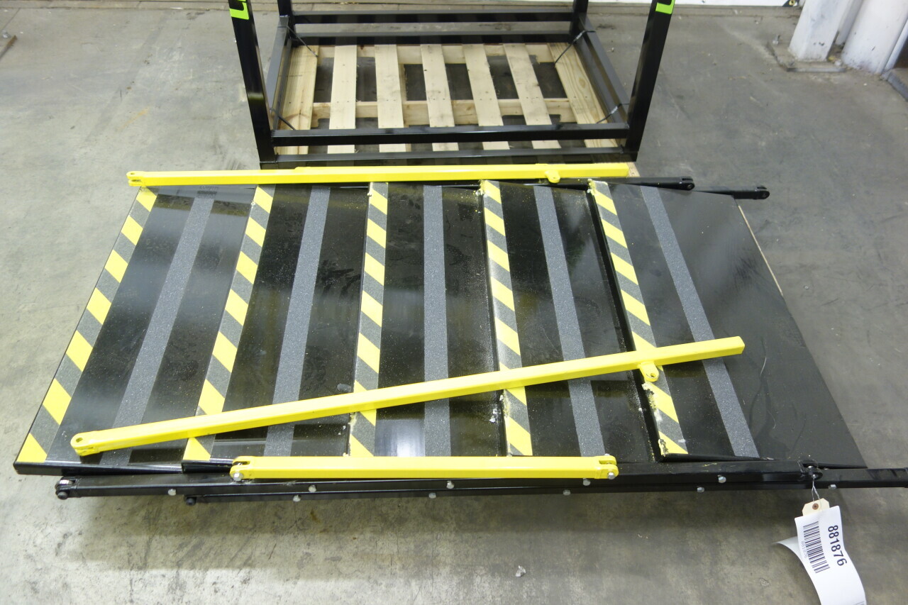 DMT LEVELIZER PERSONNEL PLATFORM WITH ARTICULATING STAIRS
