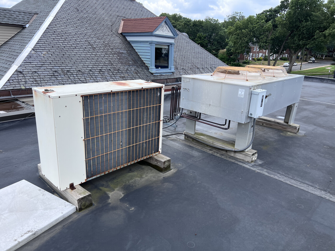 LIEBERT CDF165LA DATA CENTER AC CONDENSER & LIEBERT VH125AUDAEI DATA ...