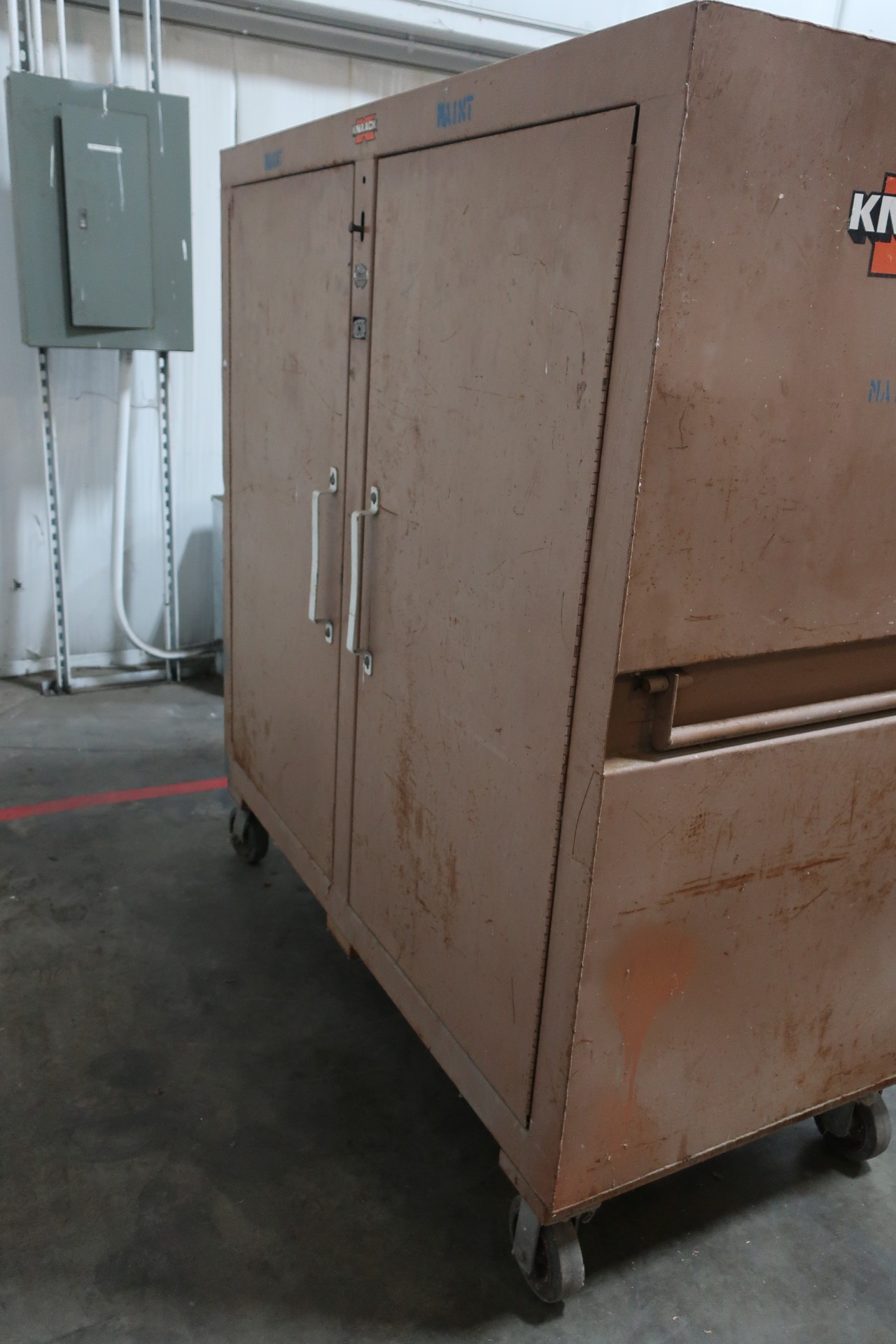 KNAACK DOUBLE SIDED 2 DOOR LOCKING TOOL CABINET AND ASSORTED HAND TOOLS ...