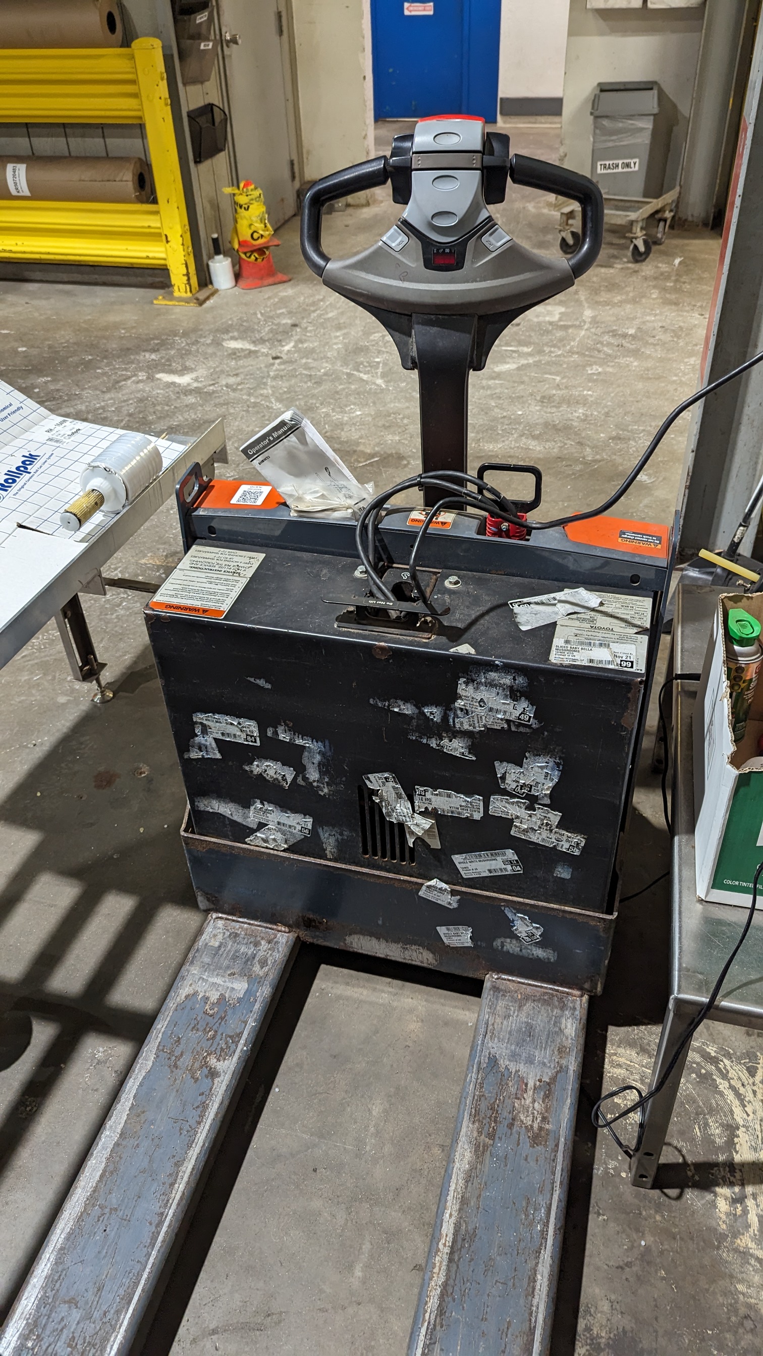 TOYOTA 8HBW23 24V ELECTRIC PALLET JACK