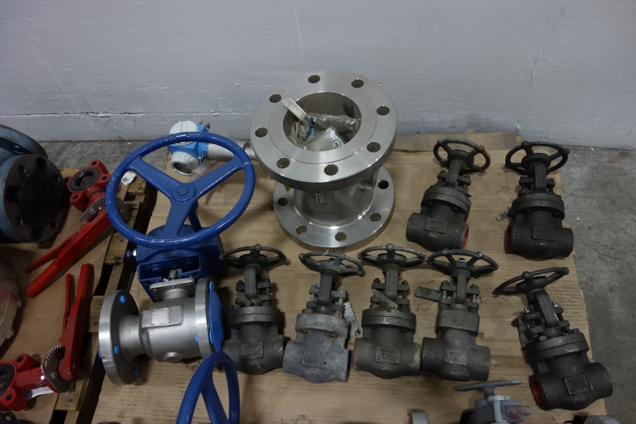 2 PALLETS OF ASSORTED VALVES AND VALVE ACCESSORIES