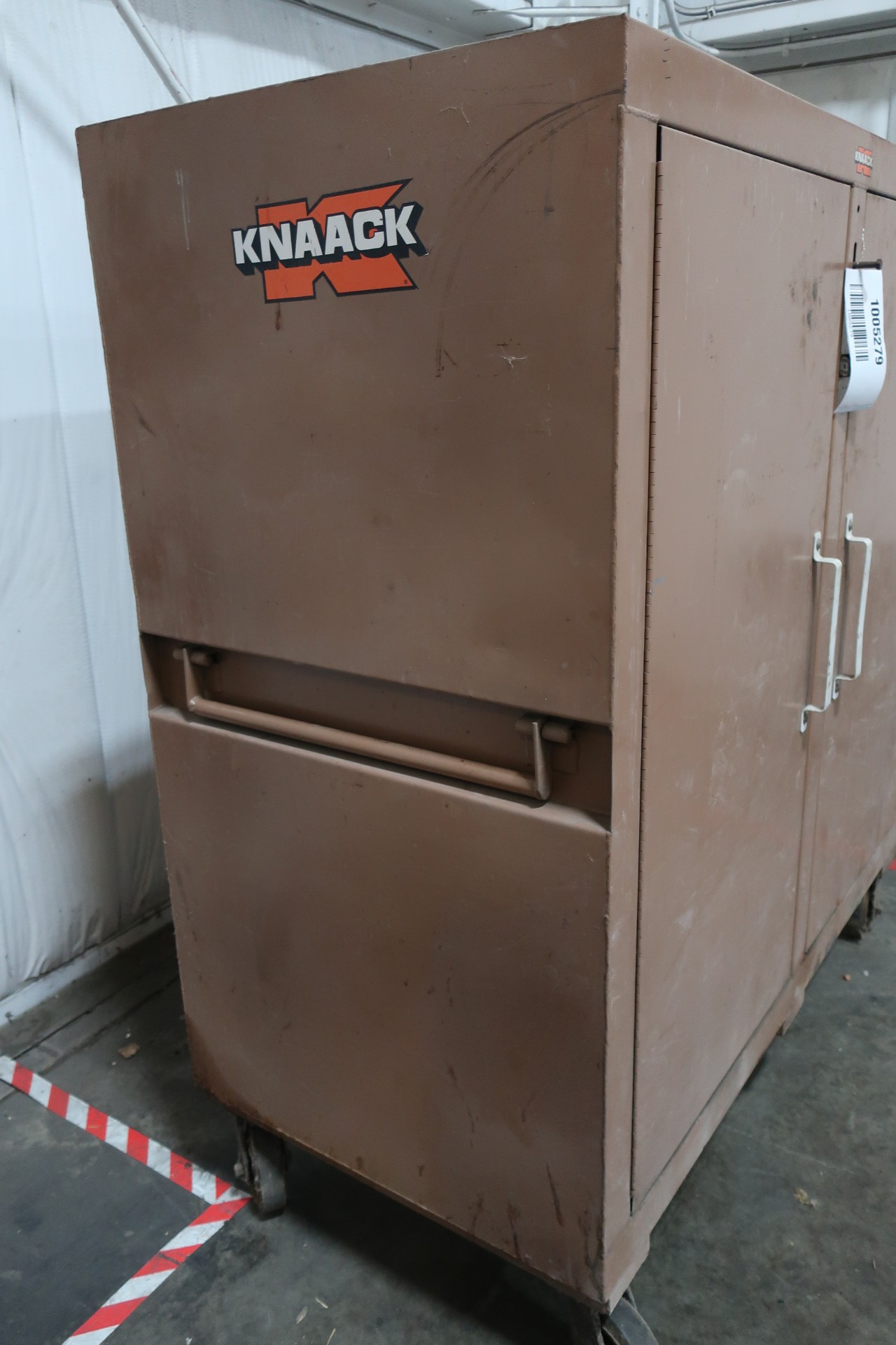 KNAACK DOUBLE SIDED 2 DOOR LOCKING TOOL CABINET AND ASSORTED HAND TOOLS