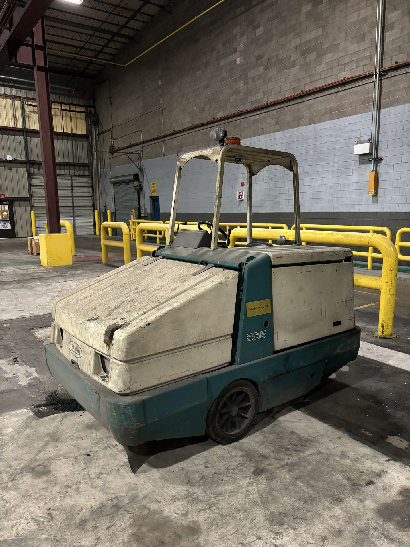 TENNANT 355 POWER OPERATED CLEANING MACHINE