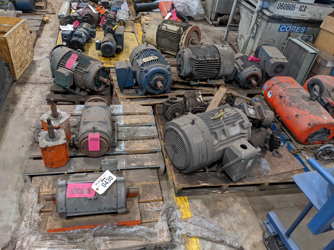 7 PALLETS OF ASSORTED AC MOTORS, SERVO MOTORS, REDUCERS, SIEMENS, WEG, LEESON (NEED REPAIRS)