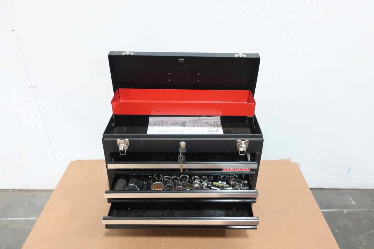 4 DRAWER LOCKING CRAFTMANS TOOL BOX AND ASSORTED SOCKETS/RACHETS