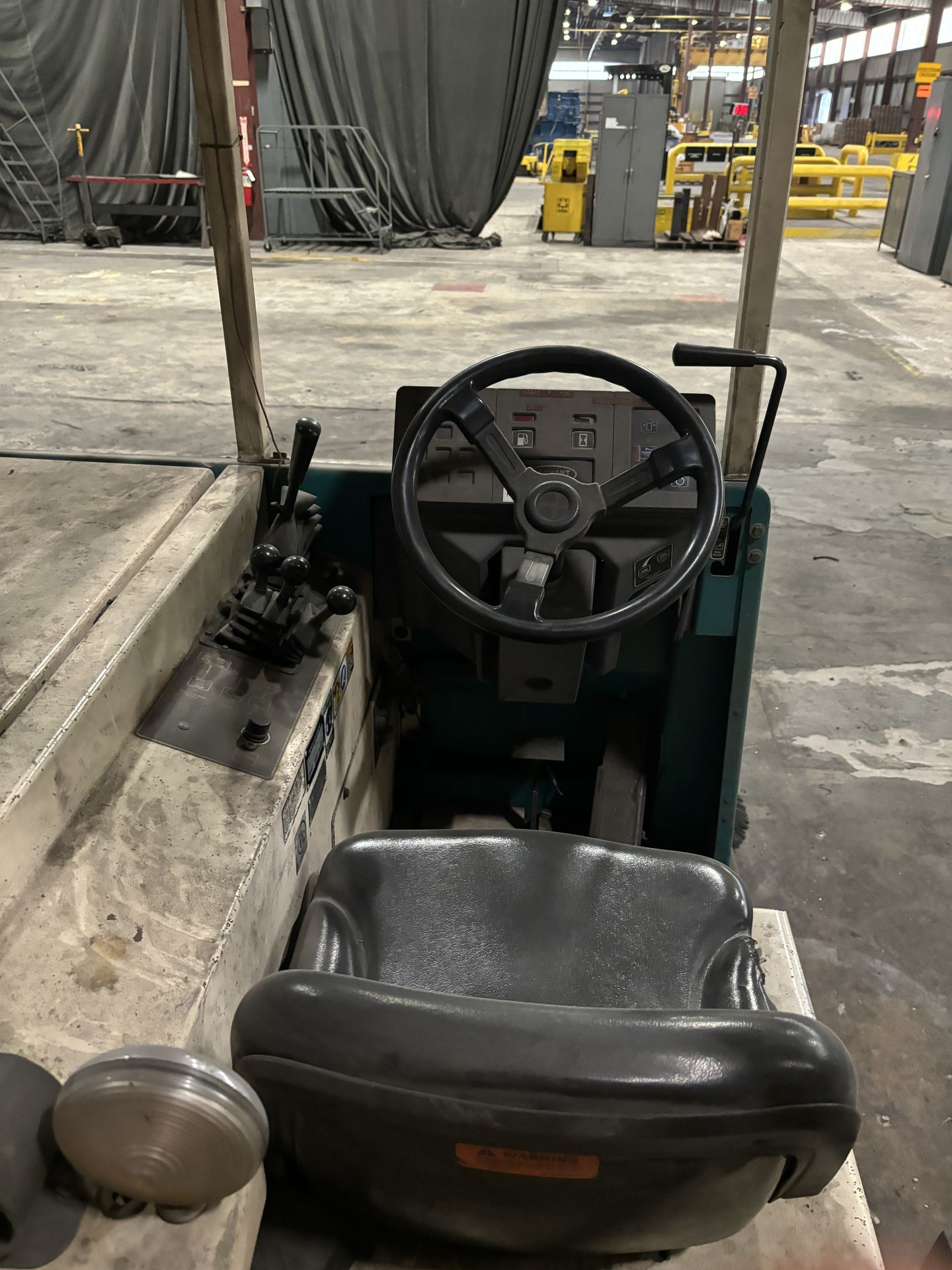 TENNANT 355 POWER OPERATED CLEANING MACHINE