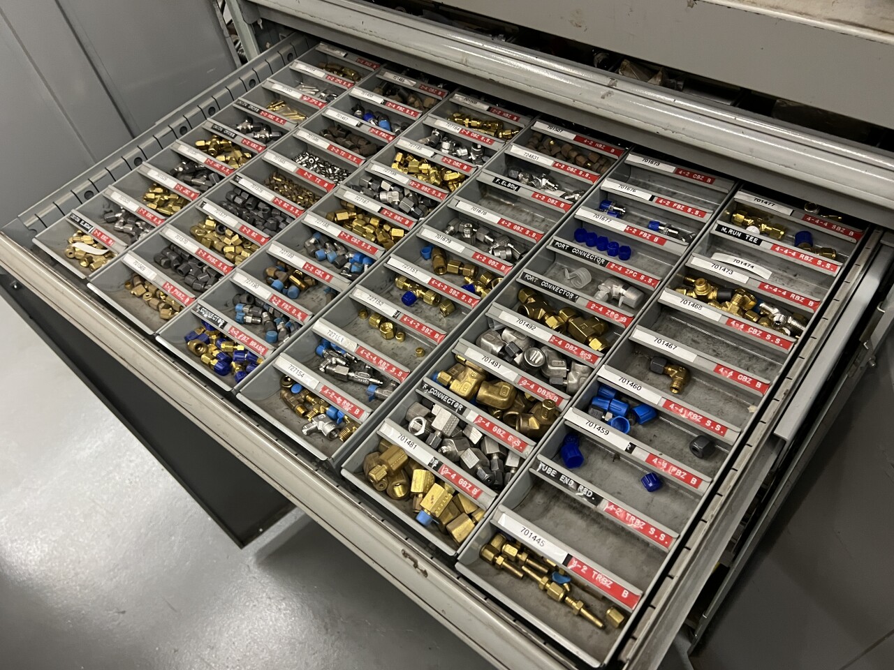 Cabinet with contents - Swagelok/Parker fittings