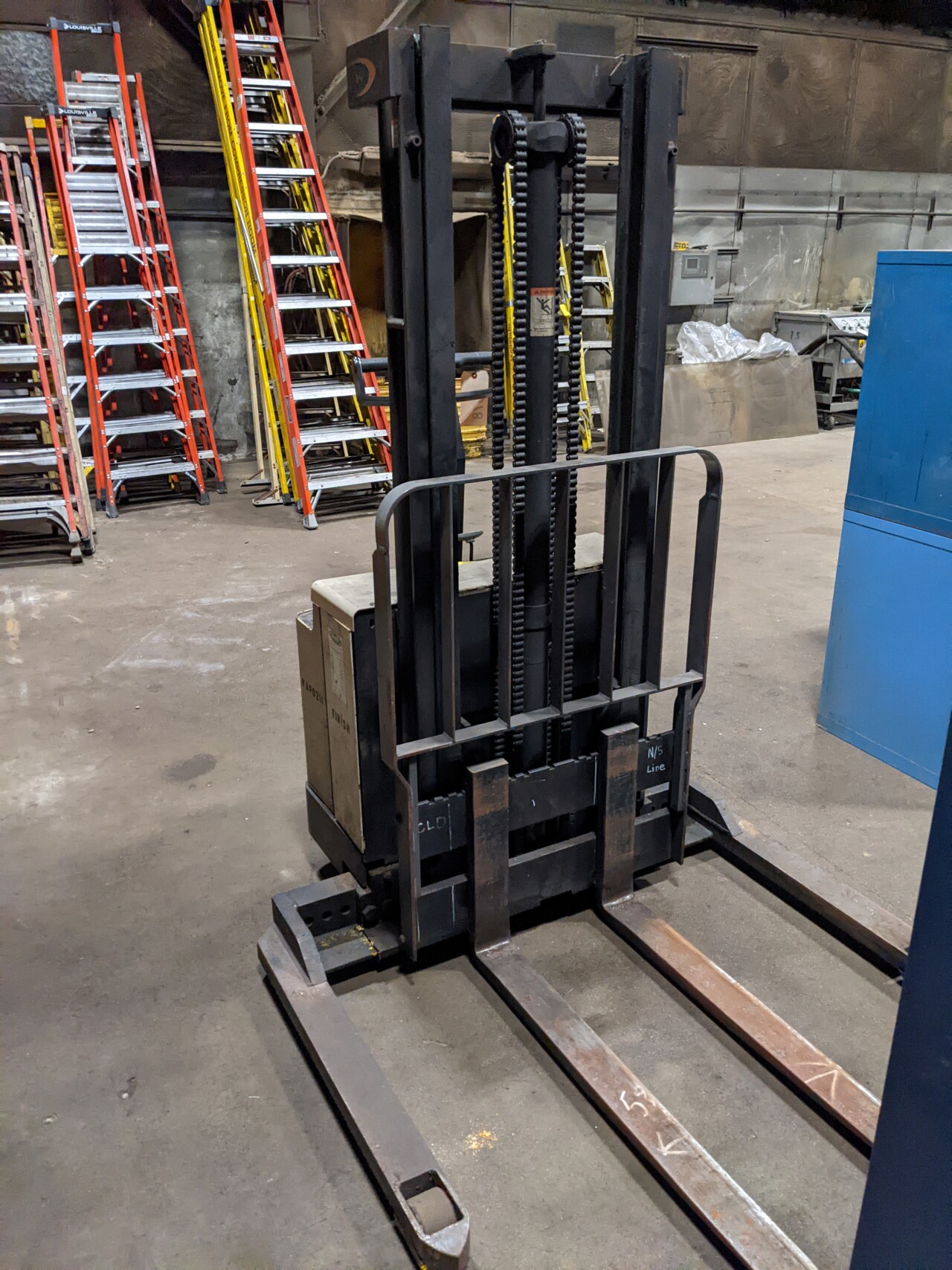 CROWN 30WTL 3,000-LB. CAPACITY ELECTRIC PALLET JACK For Sale | Aucto
