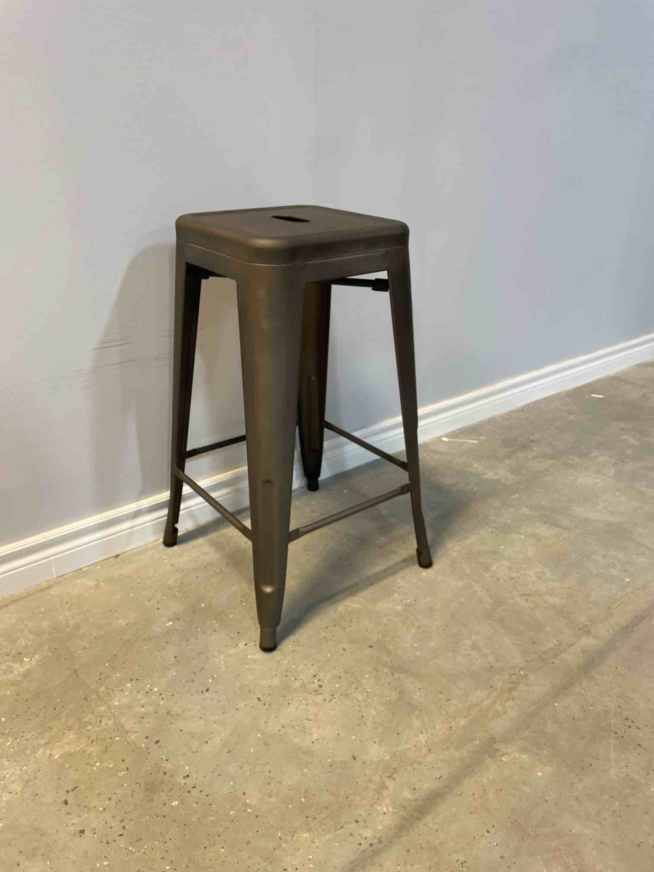 TETRA COUNTER STOOL GREY METAL CHAIR For Sale | Aucto