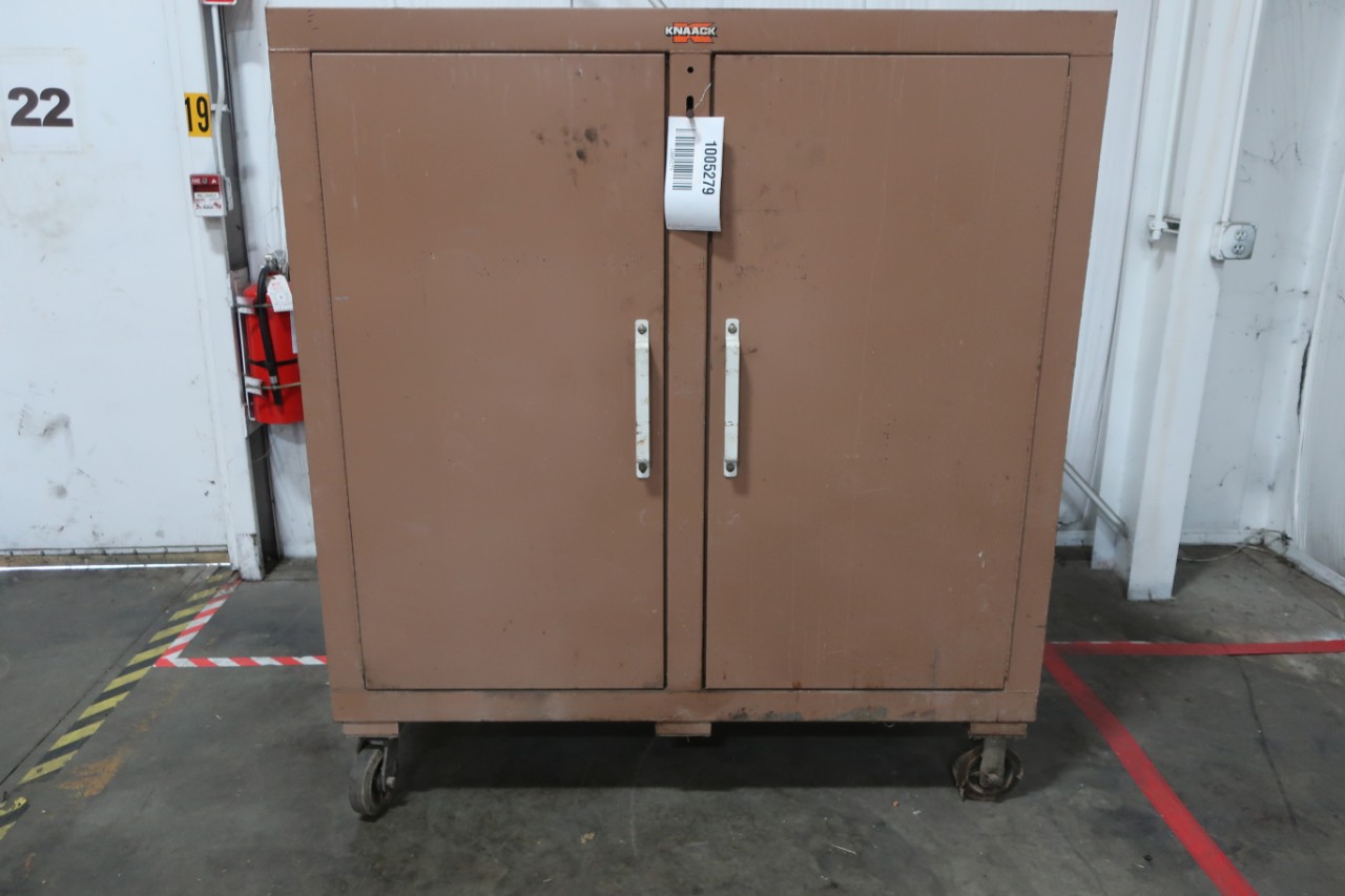 KNAACK DOUBLE SIDED 2 DOOR LOCKING TOOL CABINET AND ASSORTED HAND TOOLS