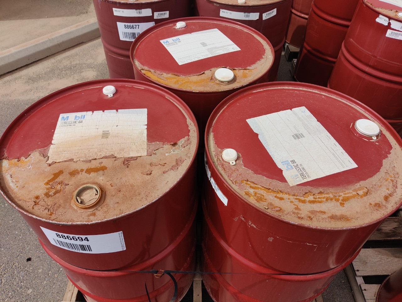1 PALLET OF 3 55 GALLON DRUMS TERESSTIC 68 CIRCULATING OIL For Sale | Aucto