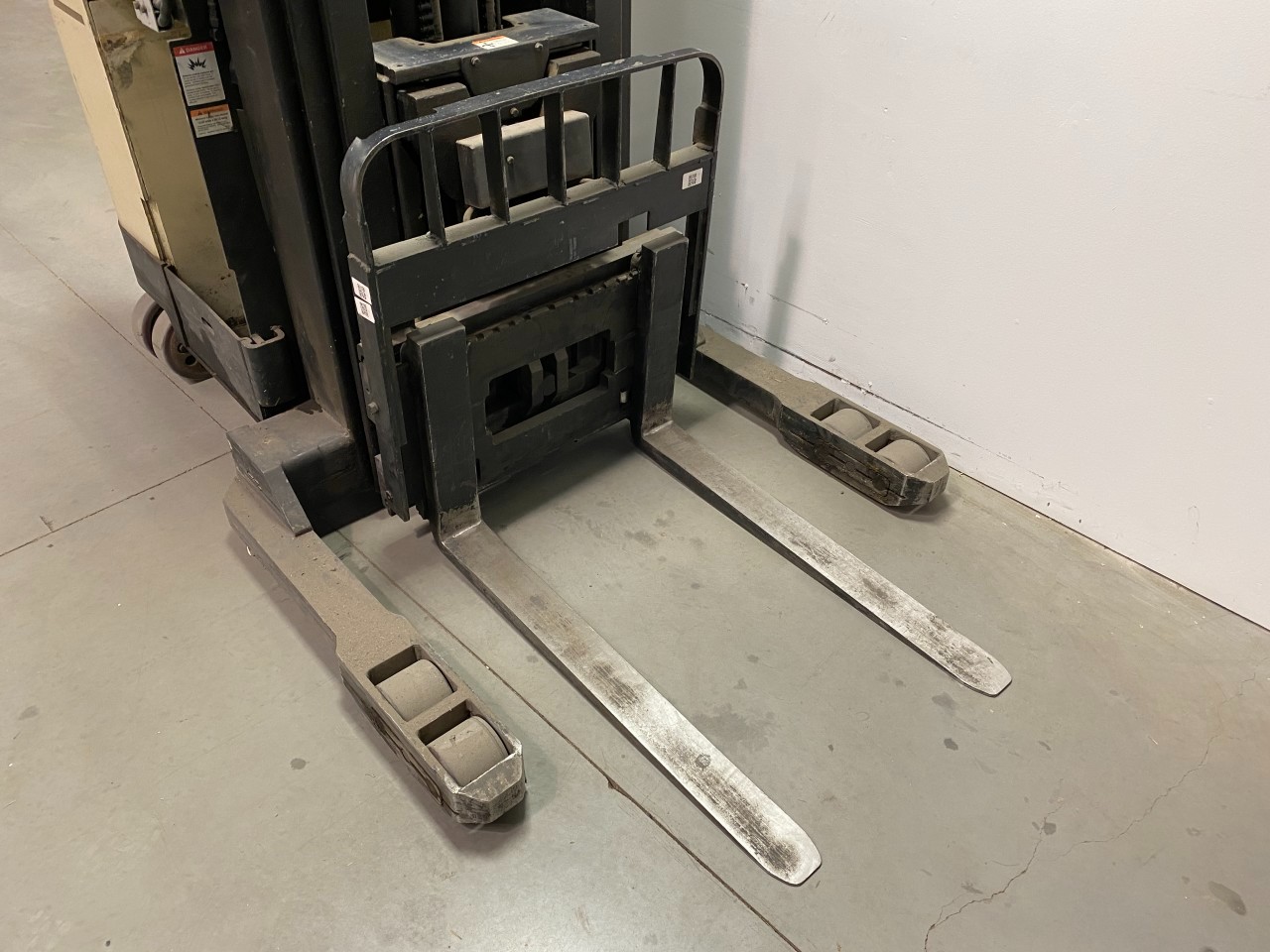 CROWN STAND UP REACH TRUCK 45RRTT-S 4500LB 240IN 36V-DC For Sale | Aucto