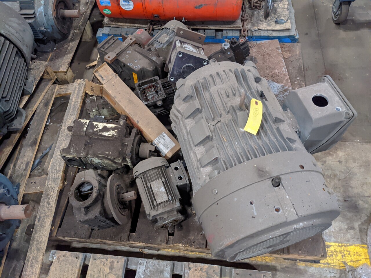 7 PALLETS OF ASSORTED AC MOTORS, SERVO MOTORS, REDUCERS, SIEMENS, WEG, LEESON (NEED REPAIRS)