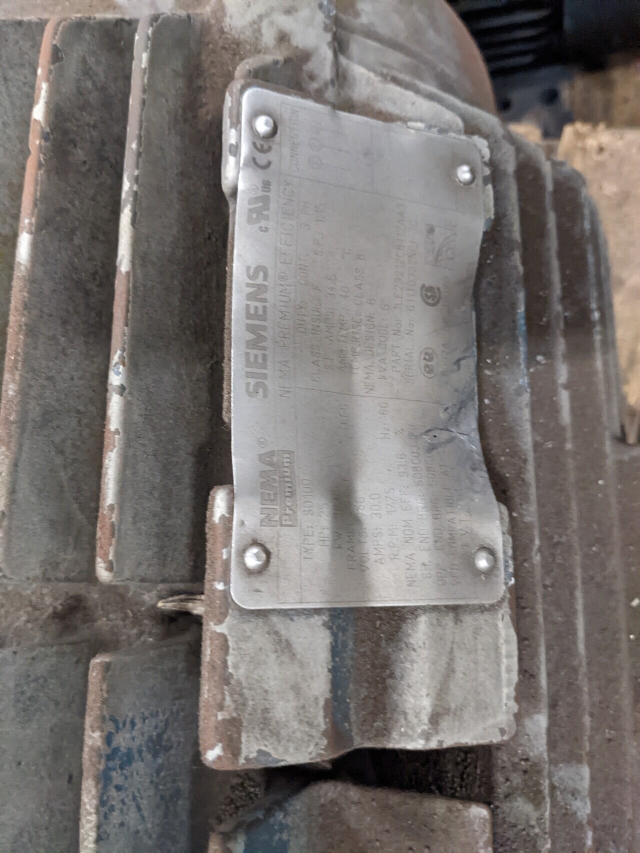 7 PALLETS OF ASSORTED AC MOTORS, SERVO MOTORS, REDUCERS, SIEMENS, WEG, LEESON (NEED REPAIRS)