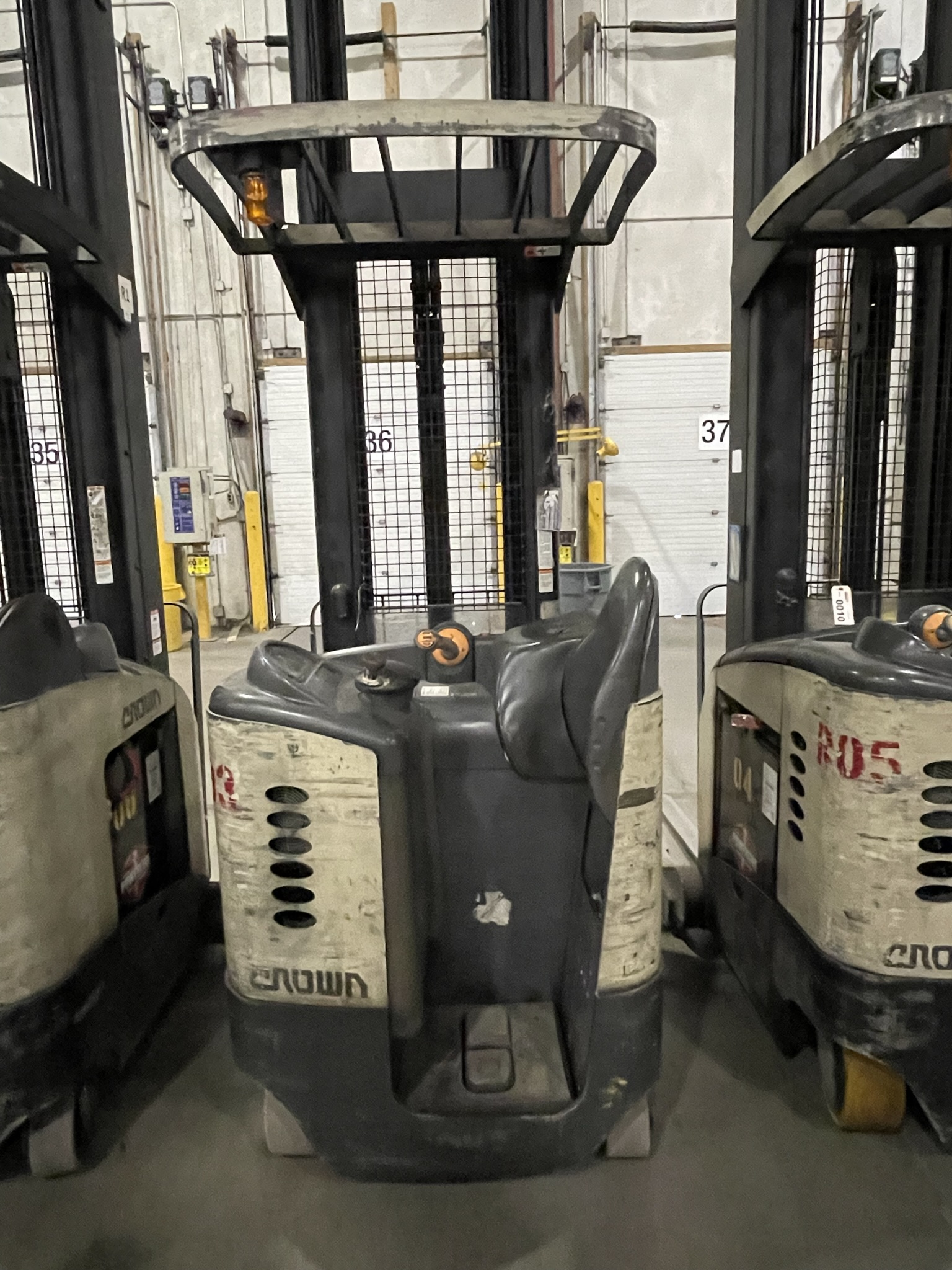 CROWN RR 5000 SERIES REACH TRUCK