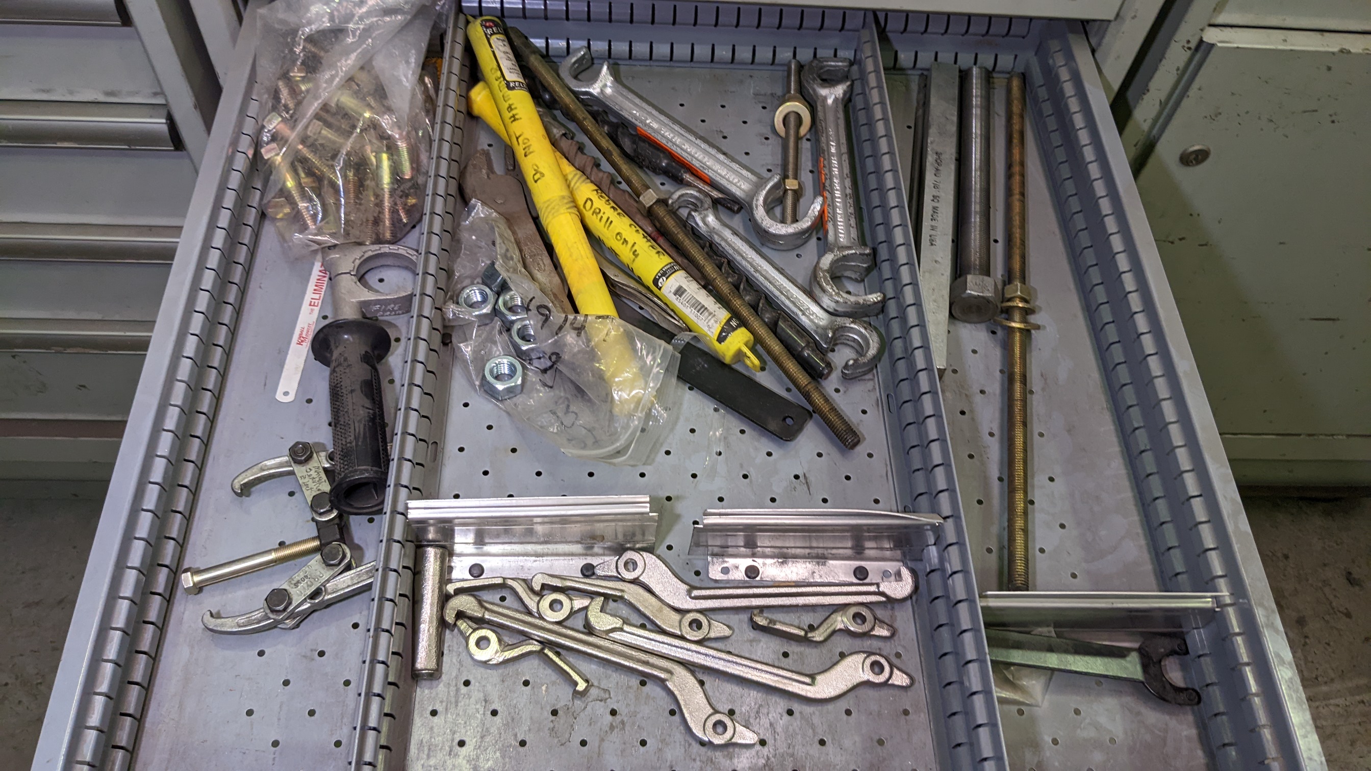 LISTA TOOL BOX WITH CONTENTS