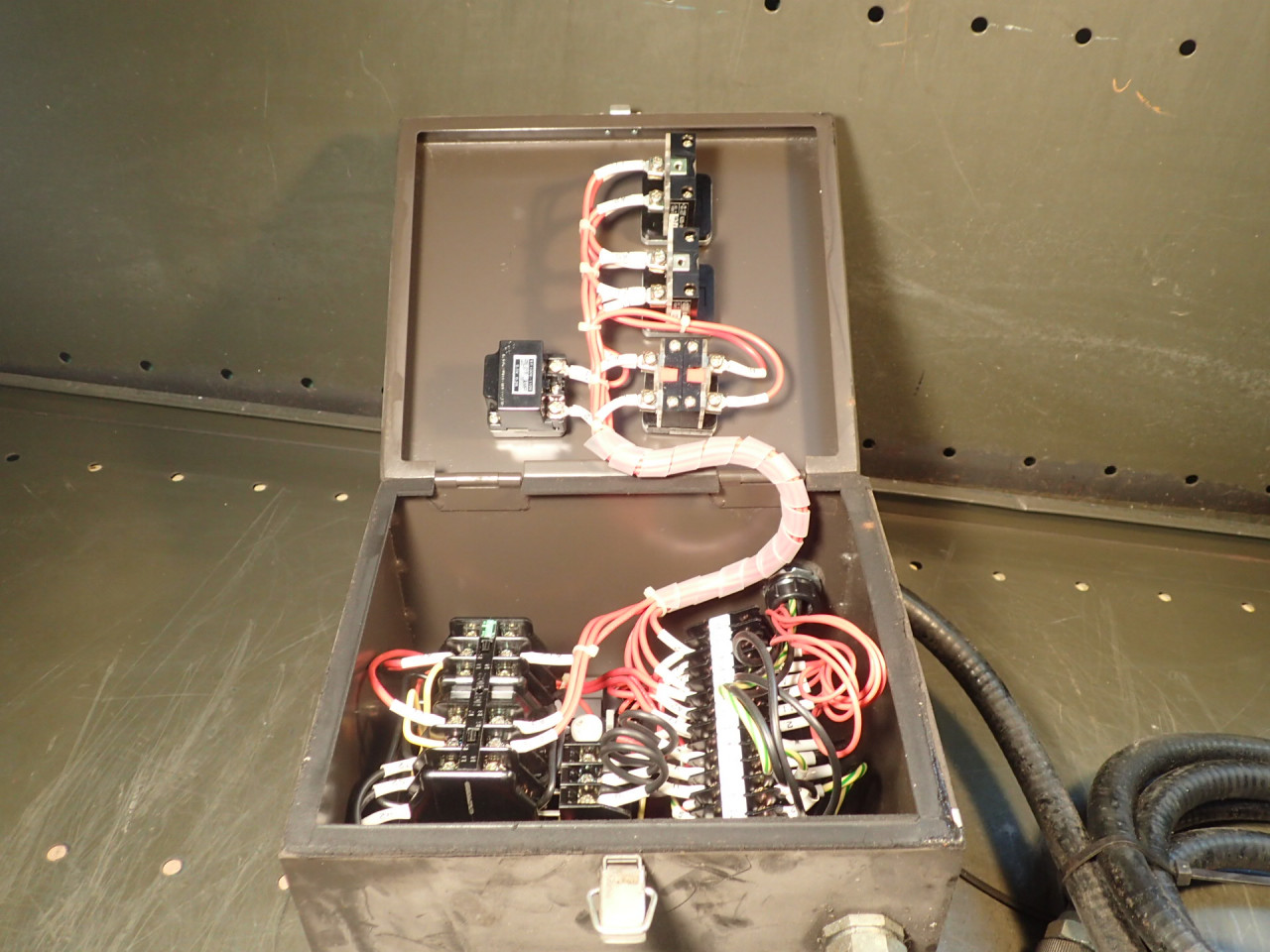 Fuji Electric Contactor SRC3938-06M/X 20A 3-Phase FWD/REV Motor Starter ...